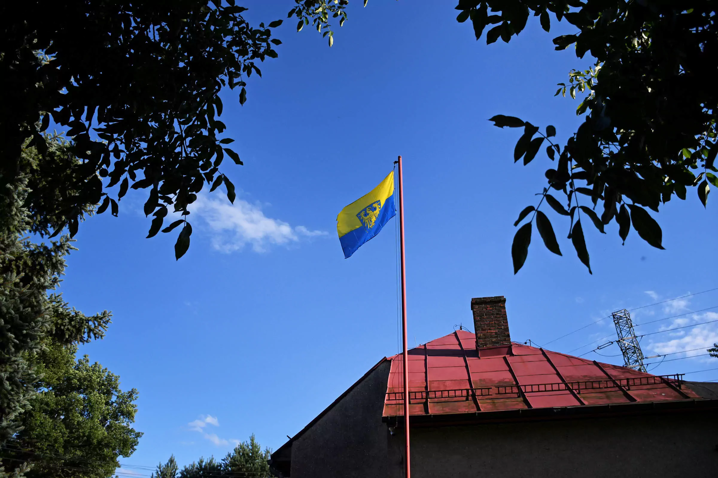 Dzień Śląskiej Flagi. Barwy Górnego Śląska na masztach i budynkach